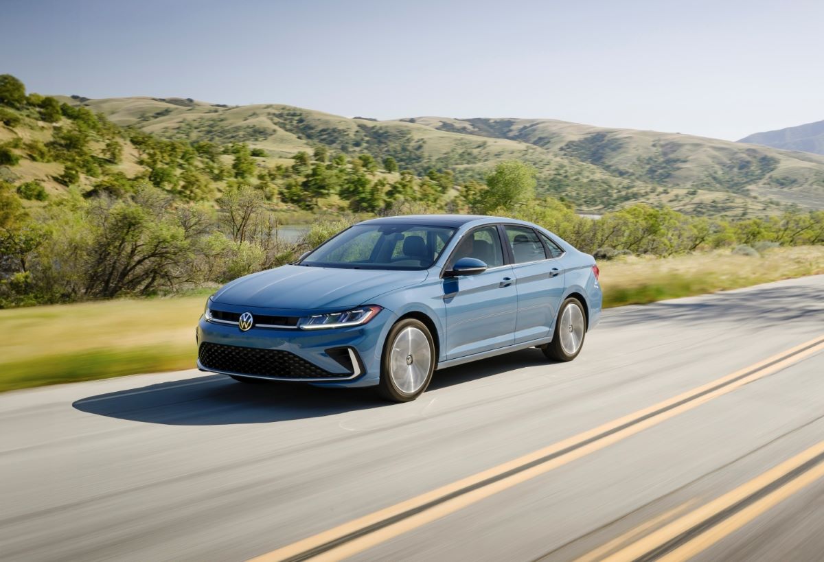 Volkswagen presentó el actualizado Jetta del 2025 • AUTORUTAS